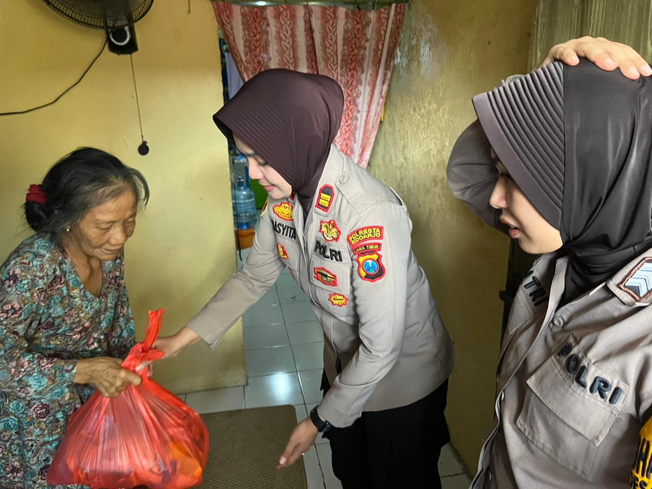 Kapolsek Sedati Pimpin Bakti Sosial di Desa Pepe dan Desa Betro TRIBRATA TV